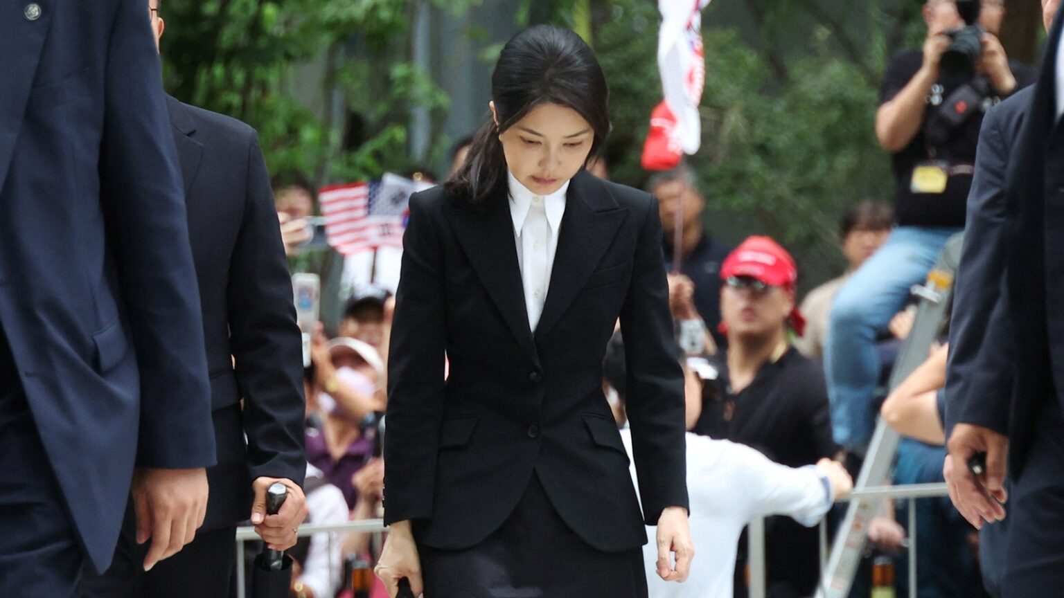 អតីតស្ត្រីទីមួយរបស់កូរ៉េខាងត្បូង ប្រឈមមុខទៅនឹងការជាប់ពន្ធនាគារដល់ ១៥ឆ្នាំ